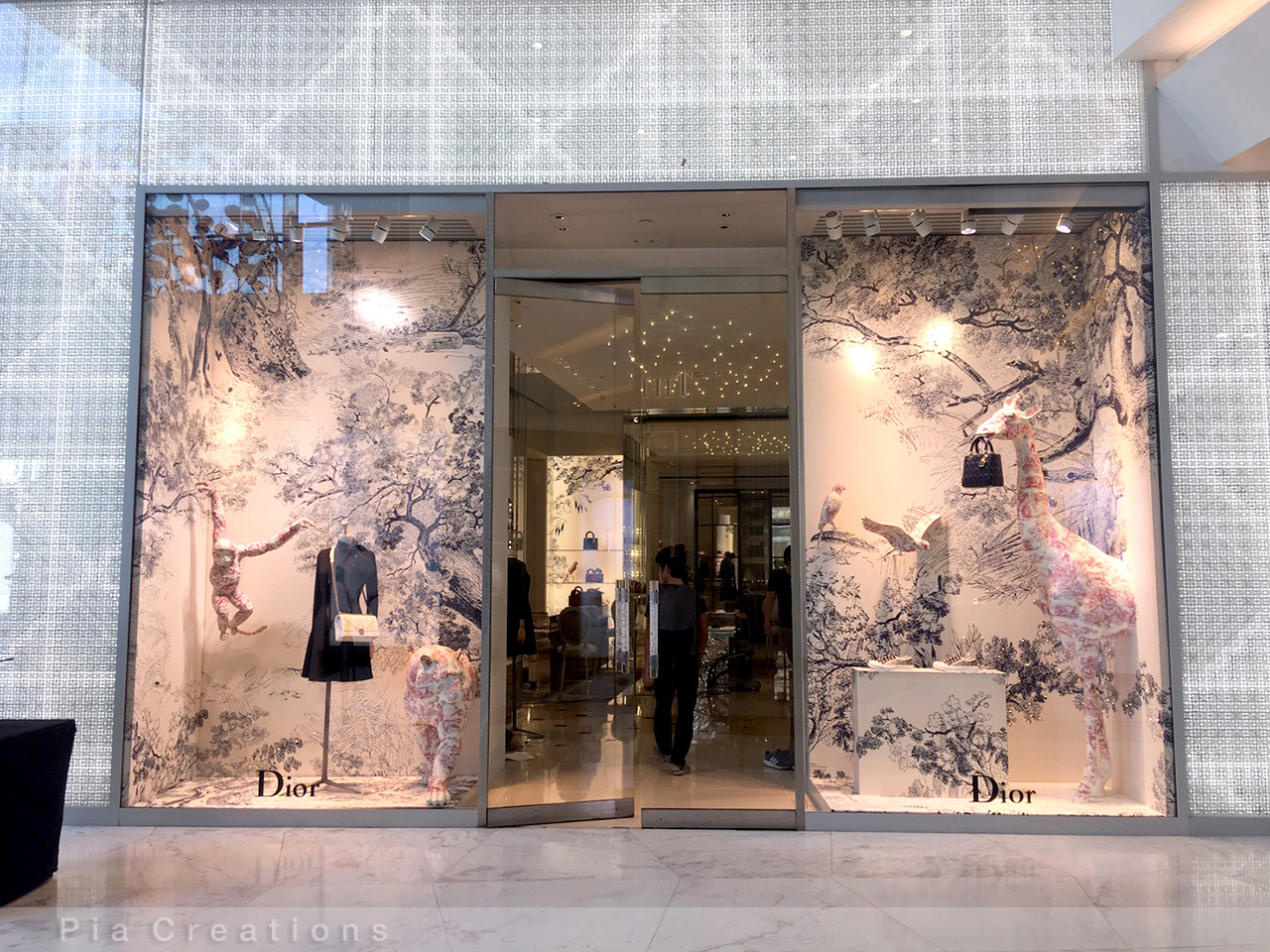 DIOR CRUISE 2019 Christmas Window - Piacreations