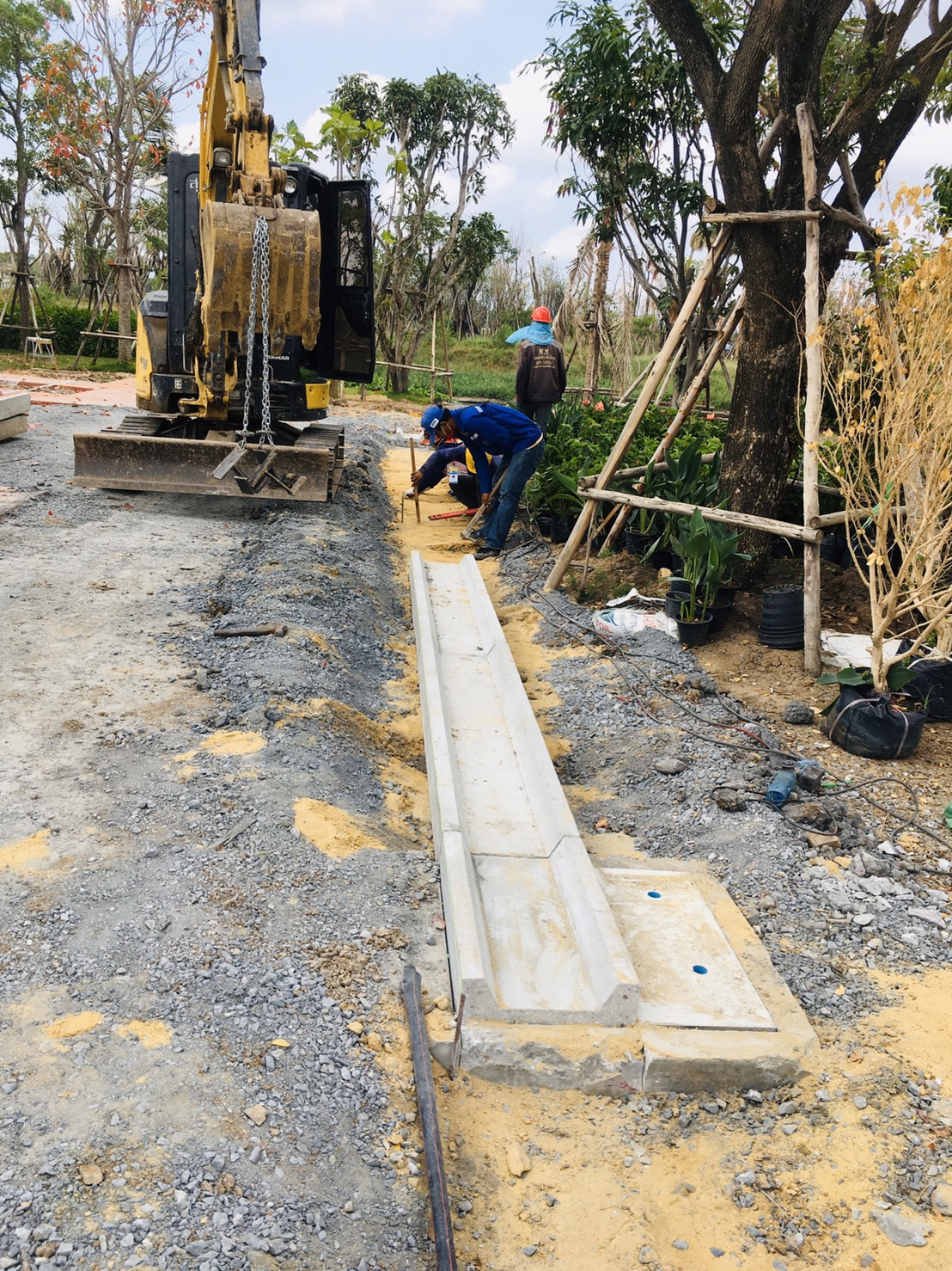 รางยู ร่องระบายน้ำแบบตื้น เหลี่ยม รางตื้น (Shallow Drain) (Spoon Drain)