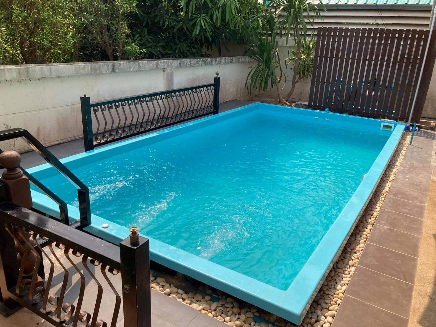 รับสร้างสระว่ายน้ำไฟเบอร์กลาสราคาถูกออกแบบได้ตามใจคุณ