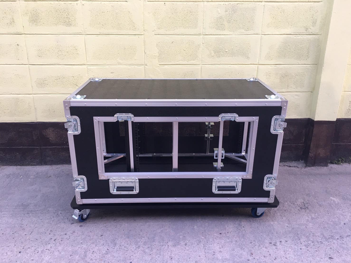 SERVER RACK WITH SHOCK MOUNT - thaiflightcase