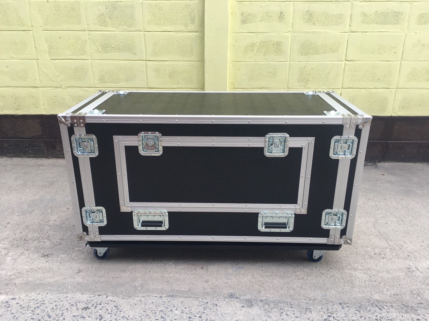 SERVER RACK WITH SHOCK MOUNT - Thaiflightcase