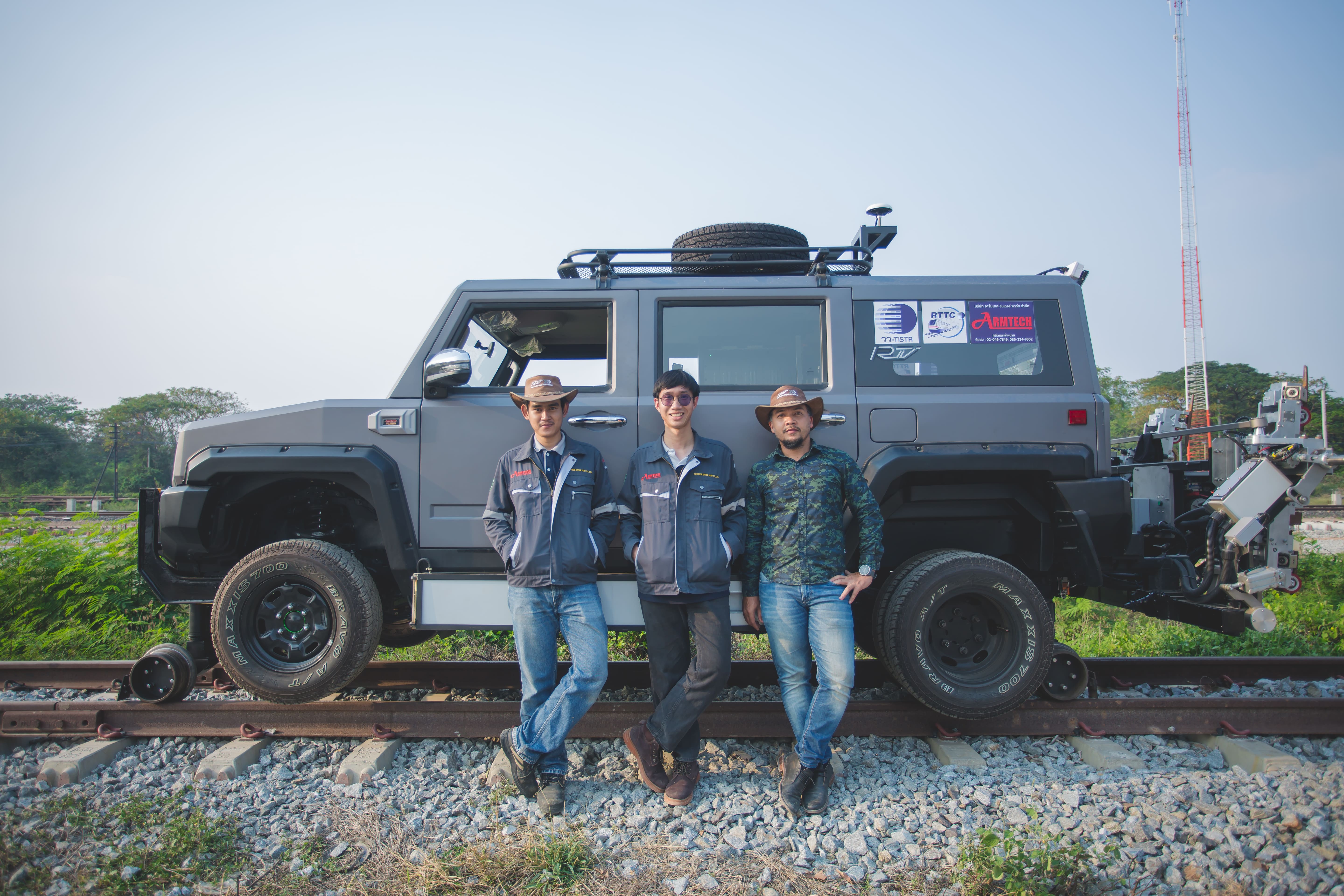 Running the test!!! The rail inspection vehicle (Hirail) - armtech