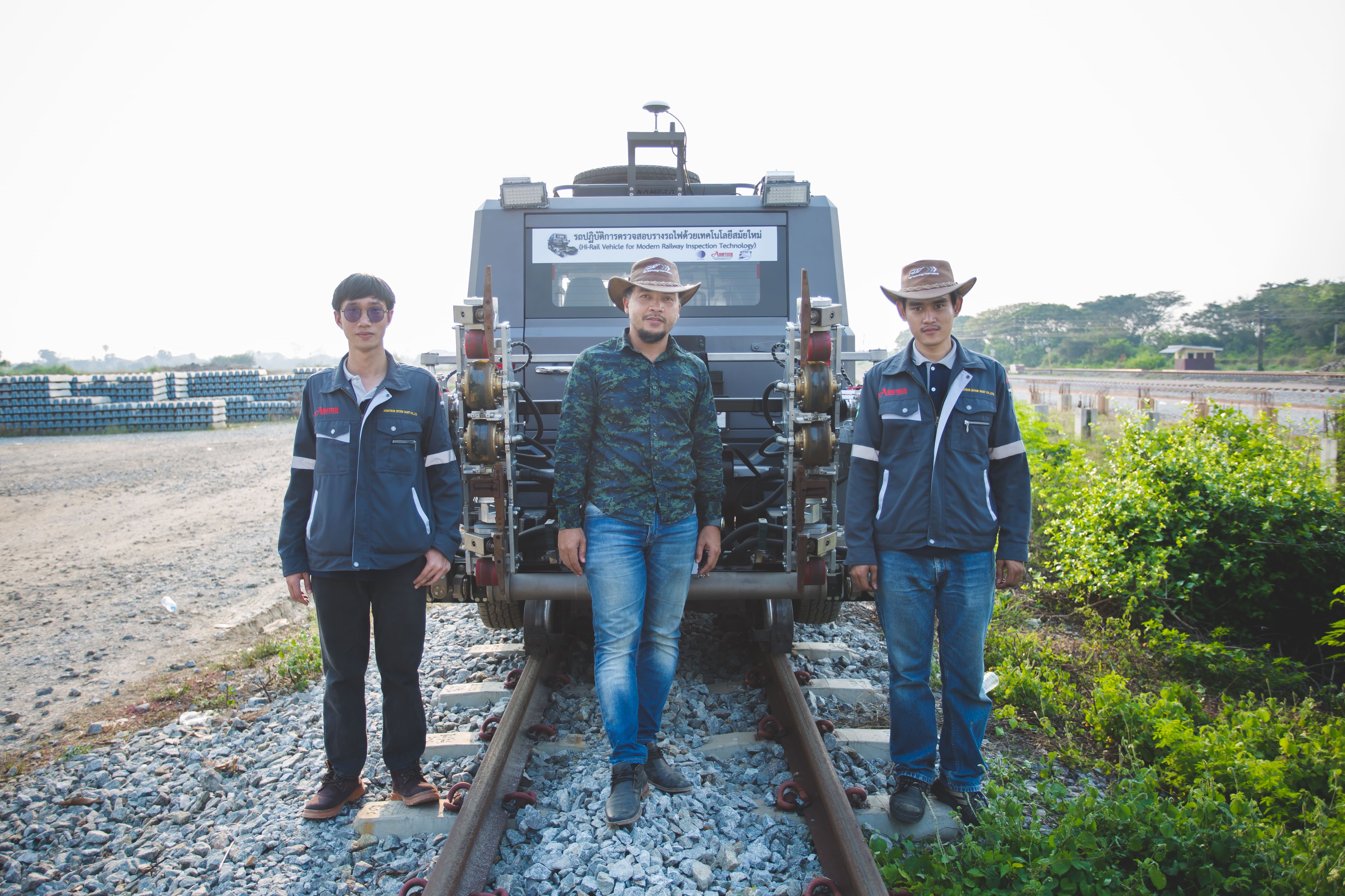 Running the test!!! The rail inspection vehicle (Hirail) - armtech