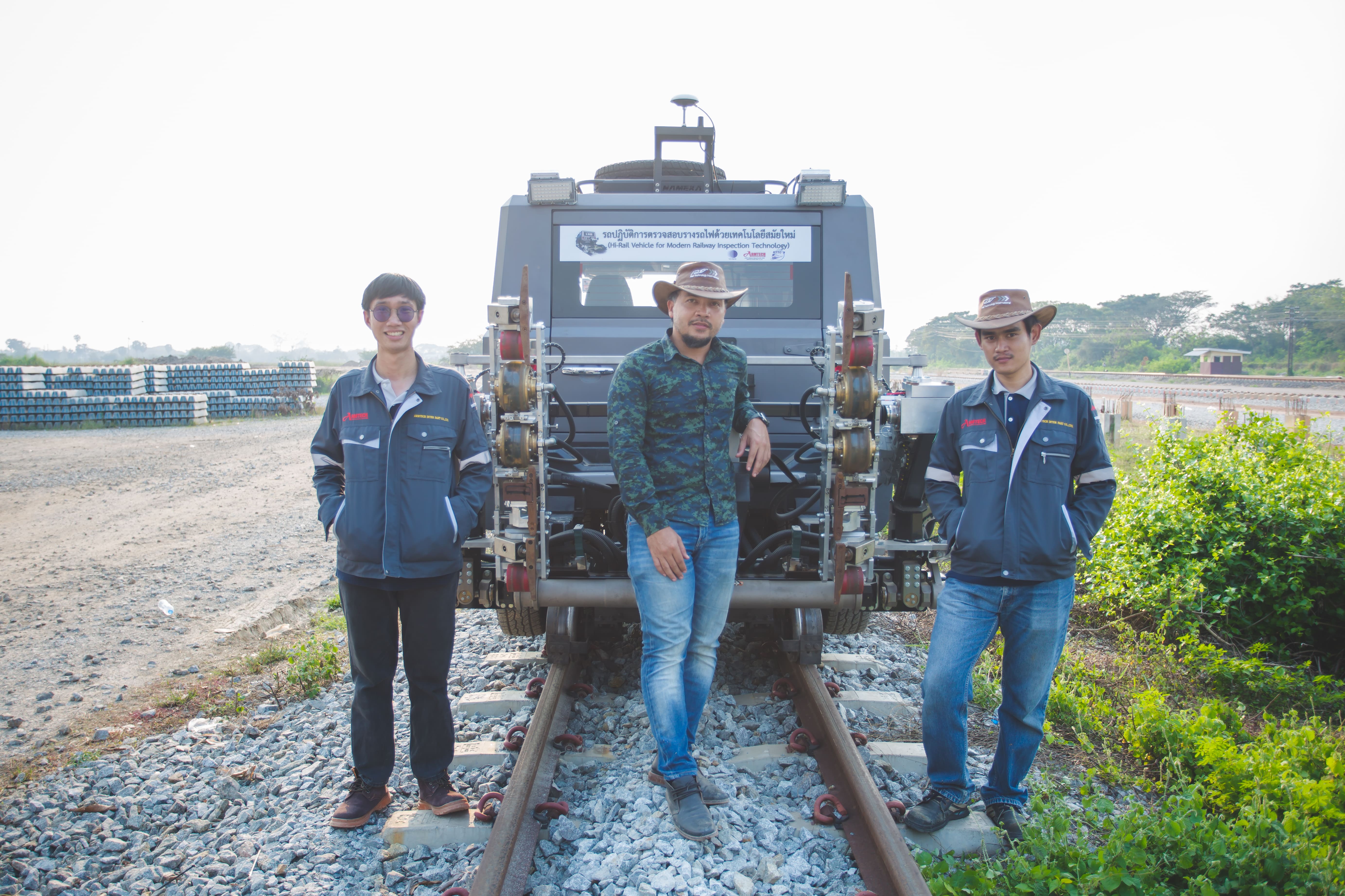 Running the test!!! The rail inspection vehicle (Hirail) - armtech