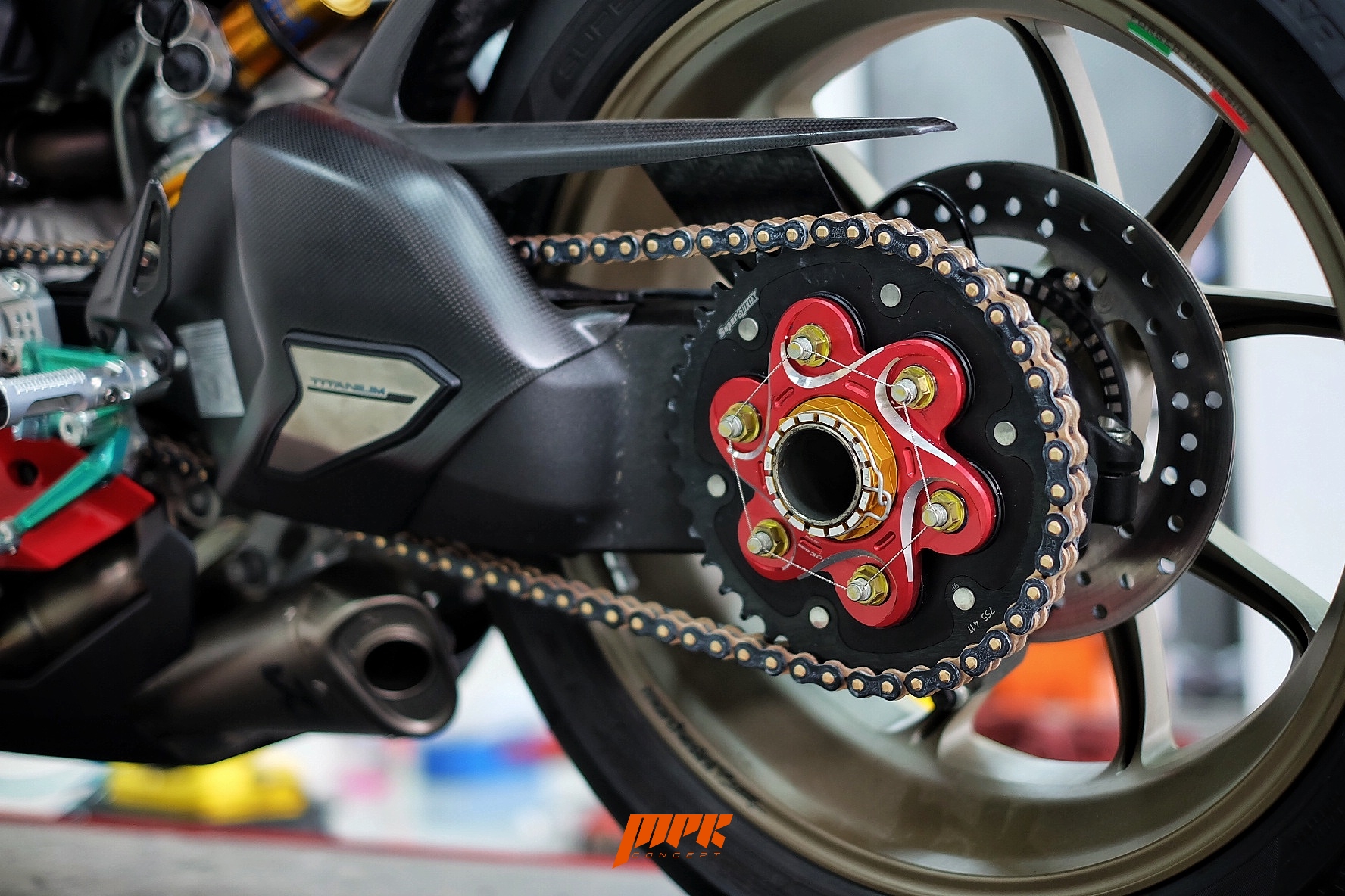 CNC RACING REAR WHEEL NUT BICOLOR FOR DUCATI PANIGALE/ STREETFIGHTER V4 ...