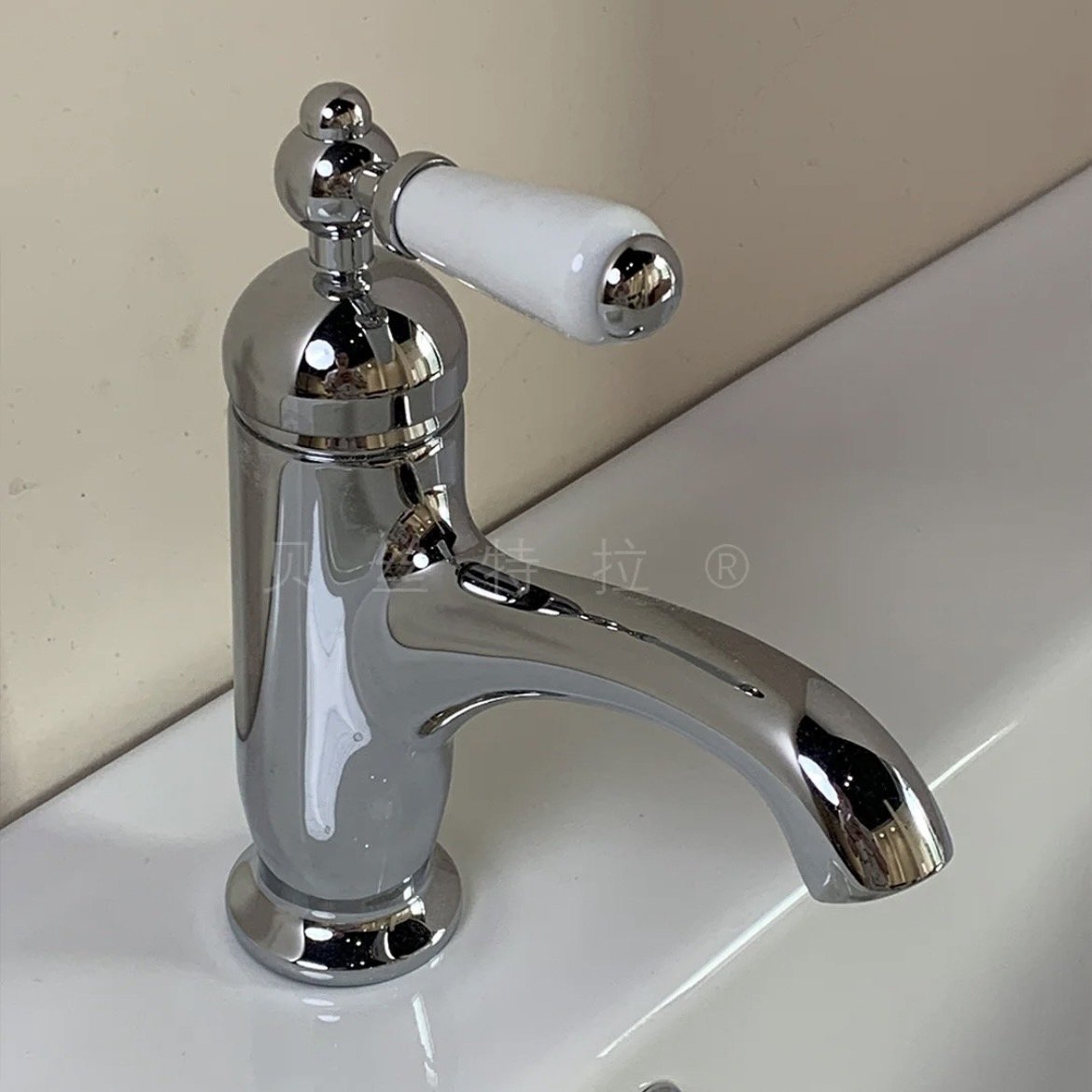 Vintage-Style Basin Faucet Timeless retro design with elegant ceramic ...