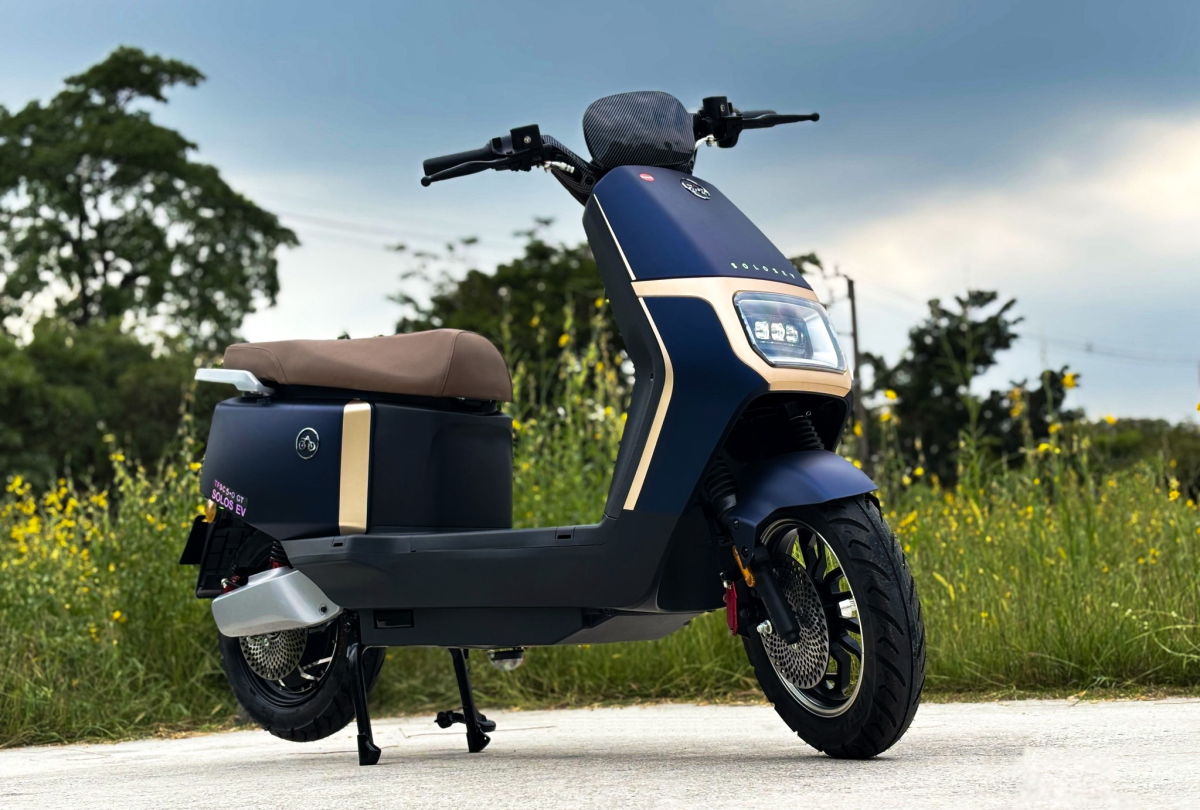 SOLOS N17 | 3500W E-Scooter with Luxury Chrome & Gold Trim