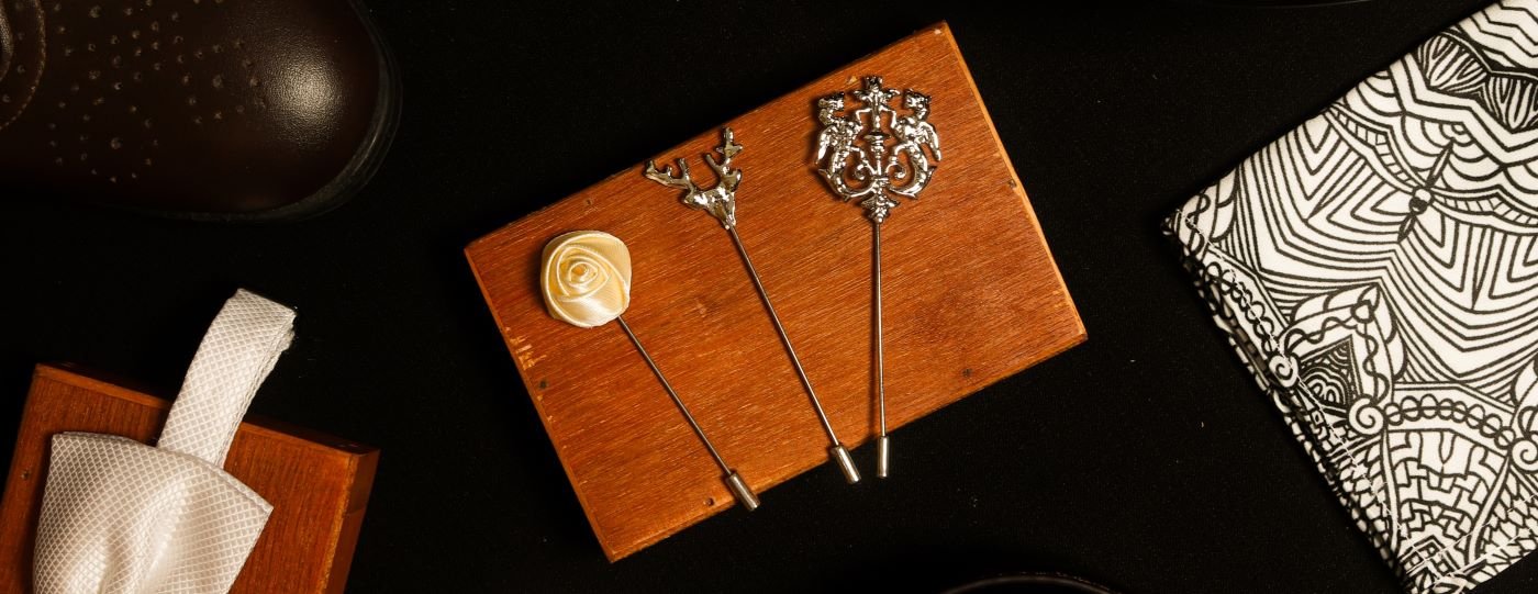 3 Jenis Lapel Pin yang Harus Kamu Punya di Lemari