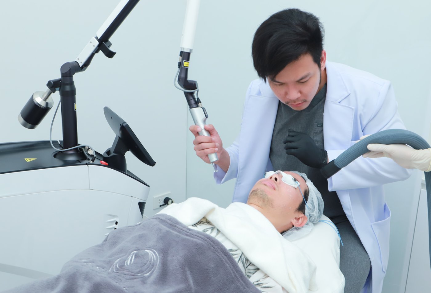 AESWELL CLINIC ศูนย์รักษาหลุมสิว ฝ้า กระ รอยดำ ลาซาล-แบริ่ง