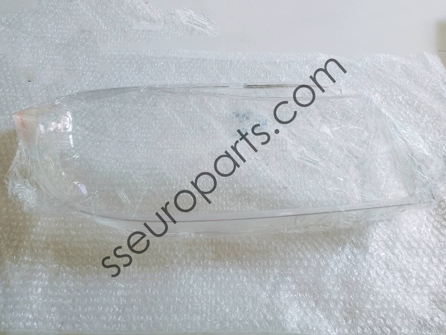 E90 headlight lens on the right - sseuroparts