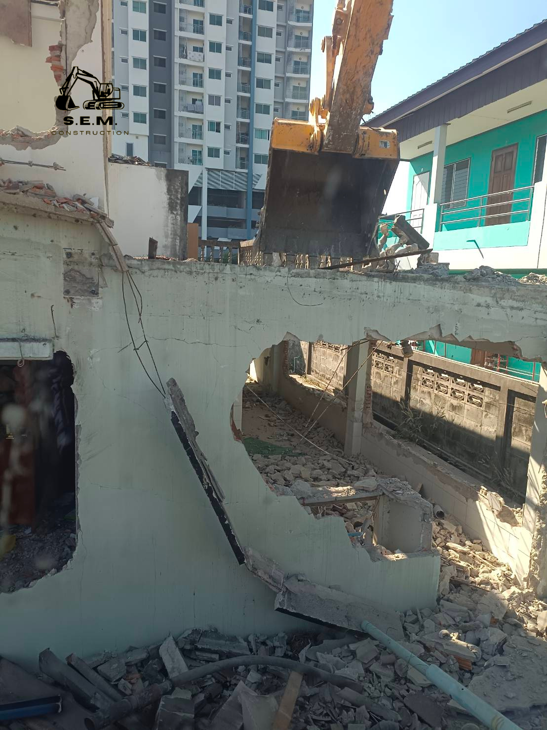 รื้อถอน บ้านใหญ่ 2 ชั้น แหลมฉบัง ชลบุรี - semconstruct