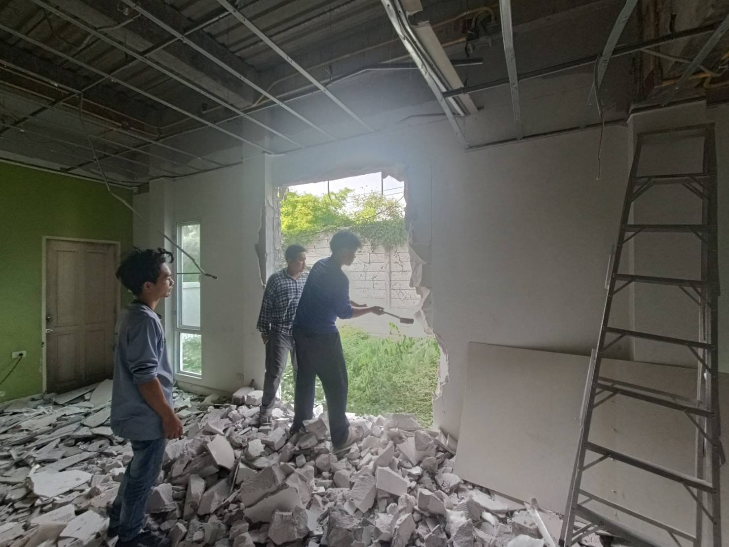 รื้อถอนภายใน เพื่อรีโนเวทใหม่ ทาวโฮมน์ย่านลาดพร้าว - semconstruct