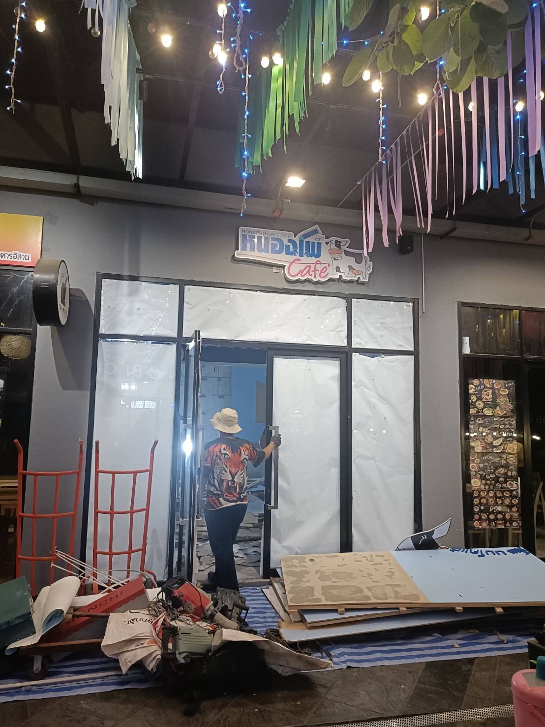 Bare shell ร้านนมใน Mingle Mall ใกล้ ม.กรุงเทพ - semconstruct