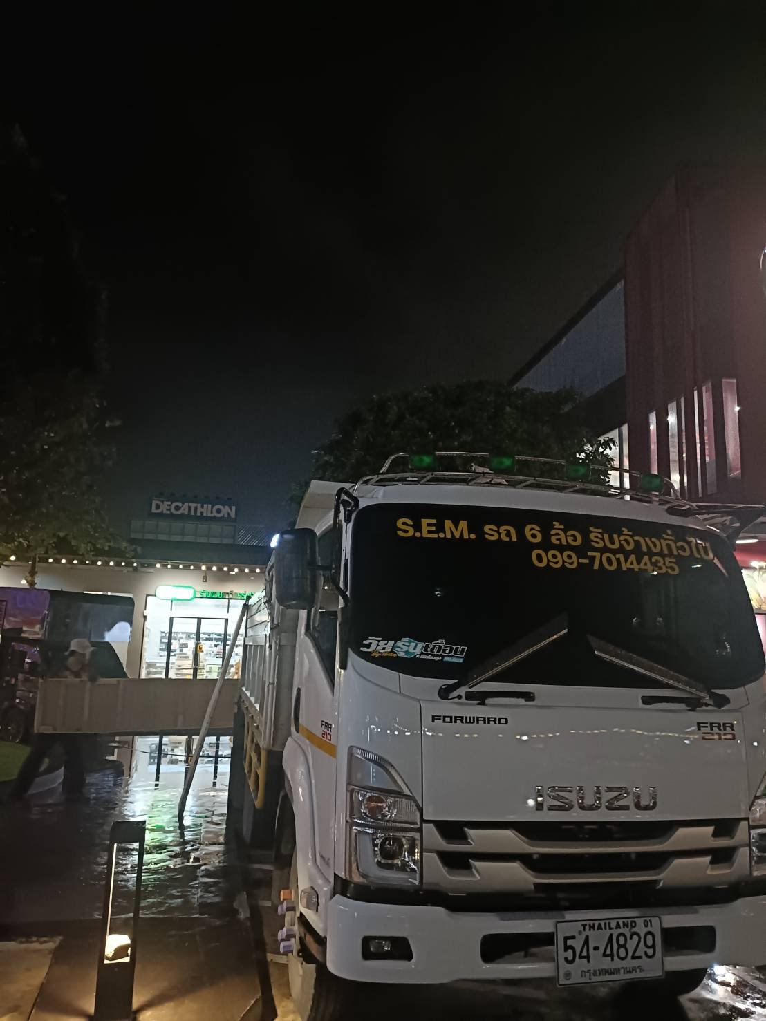 Bare shell ร้านนมใน Mingle Mall ใกล้ ม.กรุงเทพ - semconstruct