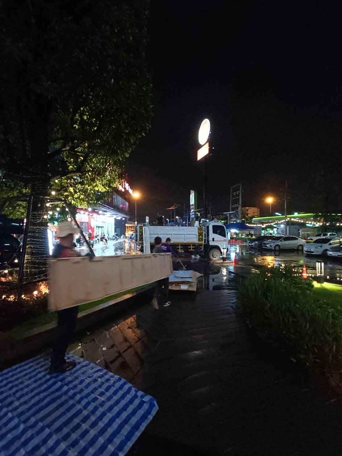 Bare shell ร้านนมใน Mingle Mall ใกล้ ม.กรุงเทพ - semconstruct