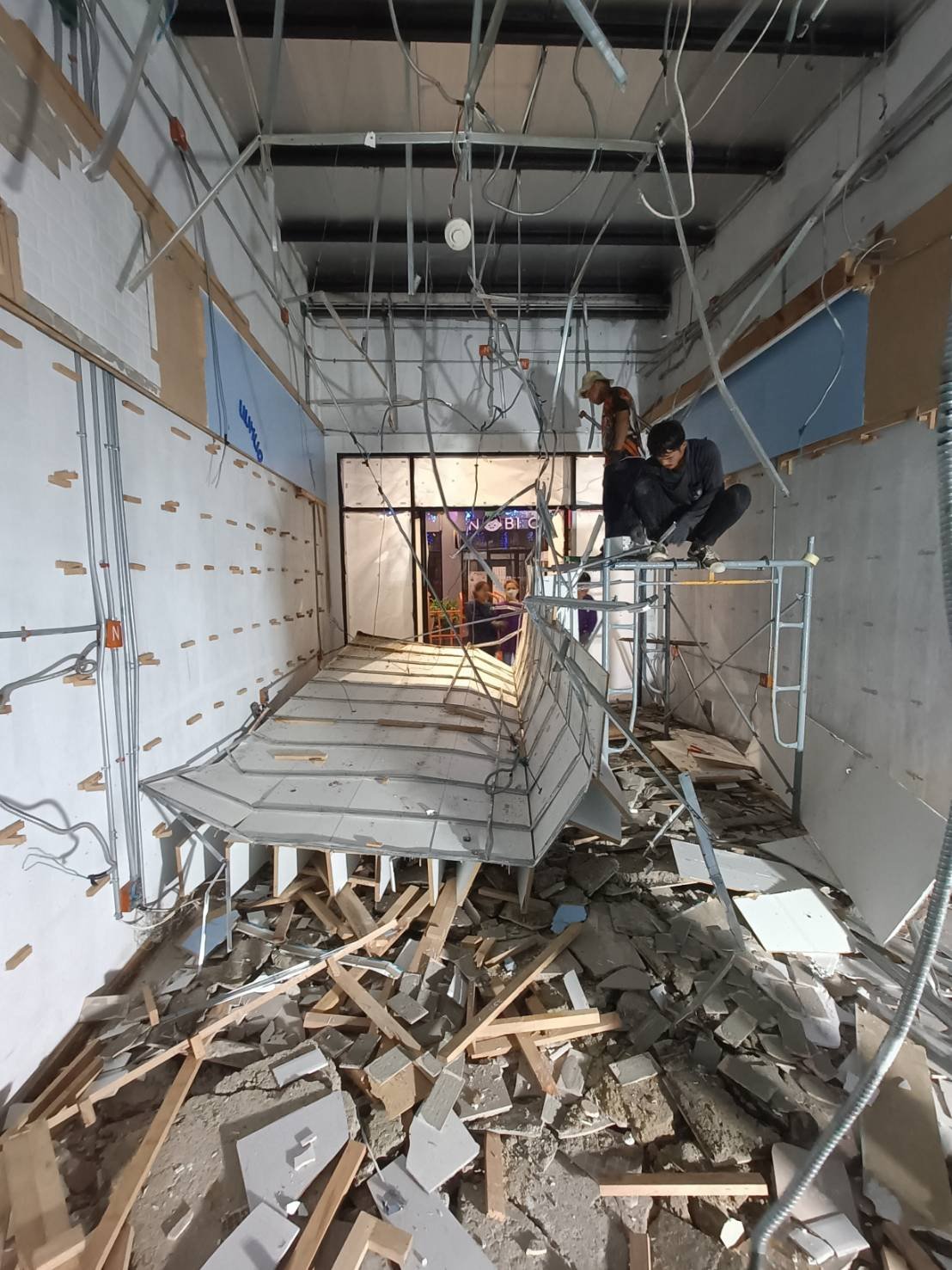 Bare shell ร้านนมใน Mingle Mall ใกล้ ม.กรุงเทพ - semconstruct