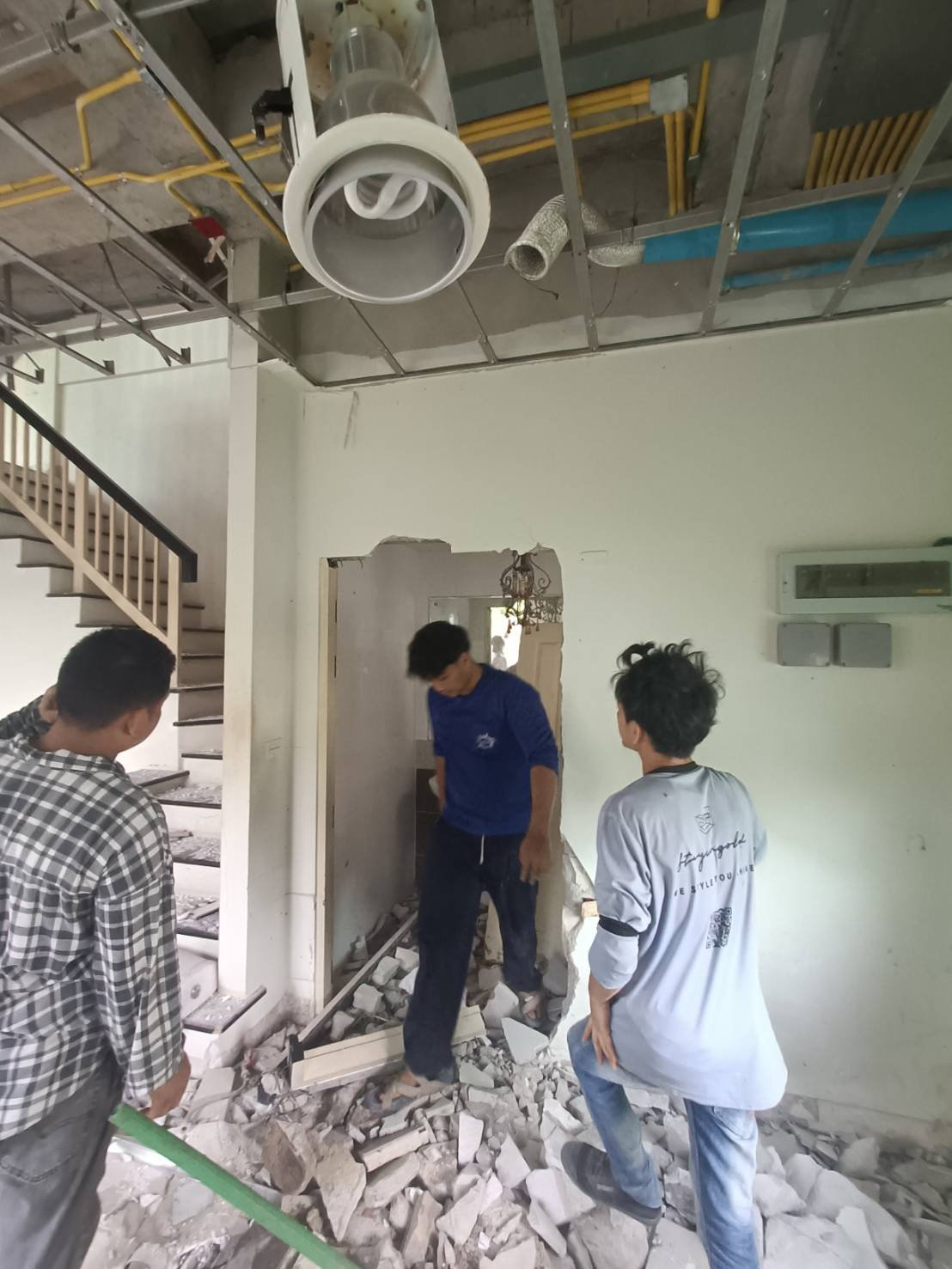 รื้อถอนภายใน เพื่อรีโนเวทใหม่ ทาวโฮมน์ย่านลาดพร้าว - semconstruct