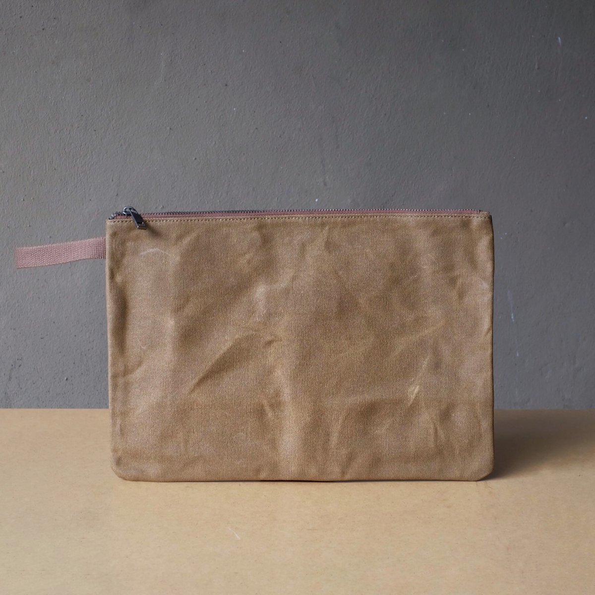 A4 CLUTCH (brown) - phumm