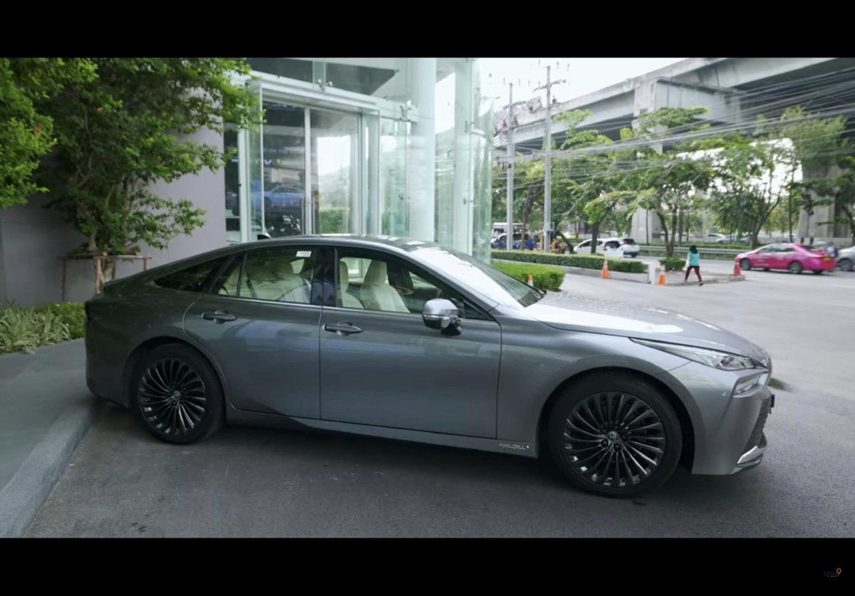 Hydrogen Fuel Cell Electric Vehicles (FEV) Toyota Mirai Credit:Spin9 - cestvistec