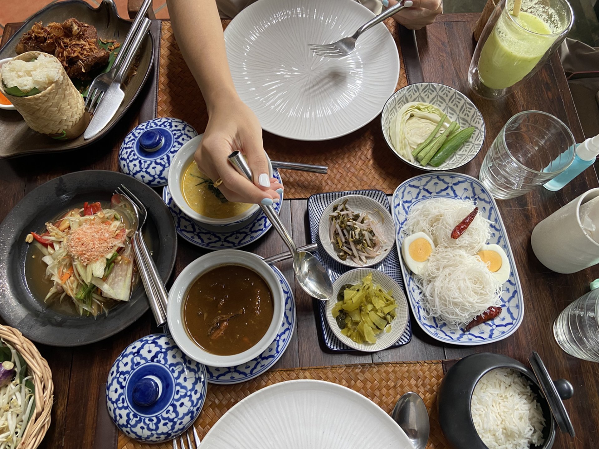 How Thai People Eat?