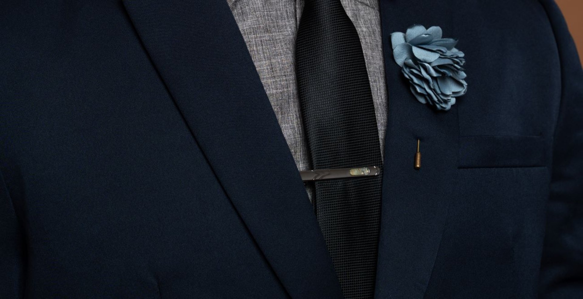 Pin Tie vs. Tie Tip: Mana Aksesori Dasi Pria Terbaik untuk Gaya Formal?