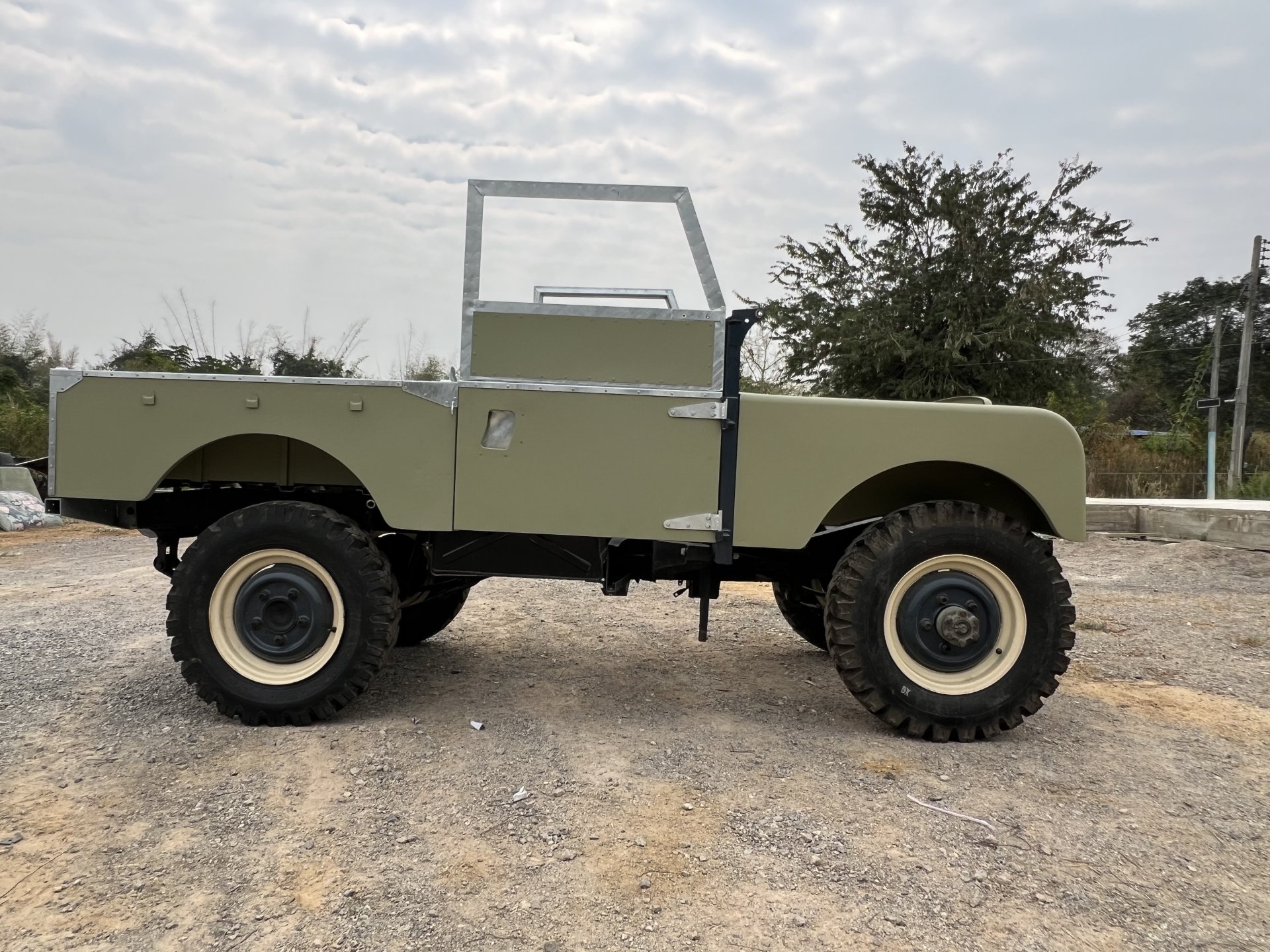 Land Rover Series 1-2-3 Full-Body Reproduction Available