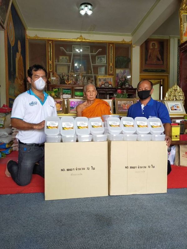 หอการค้าฉช. ร่วมกับบ.เรืองวาฯ ถวายกล่องข้าวแด่พระภิกษุ - ccschamber